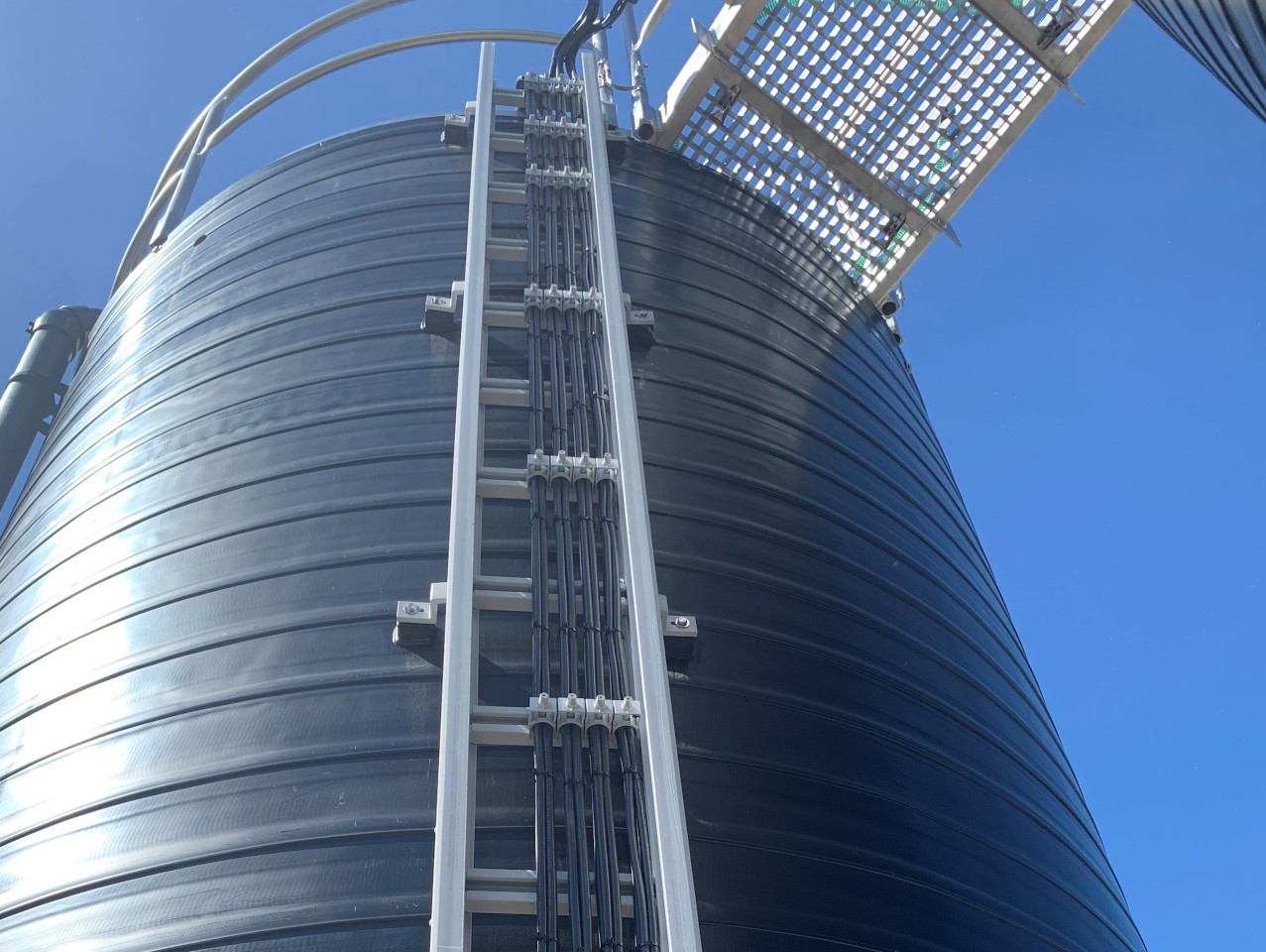 Isolierende Kabelleiter und Steigetrasse