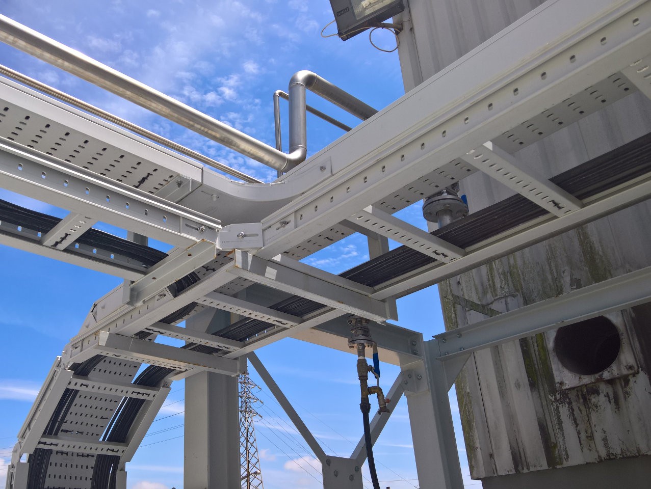 Isolierende Kabelleiter und Steigetrasse