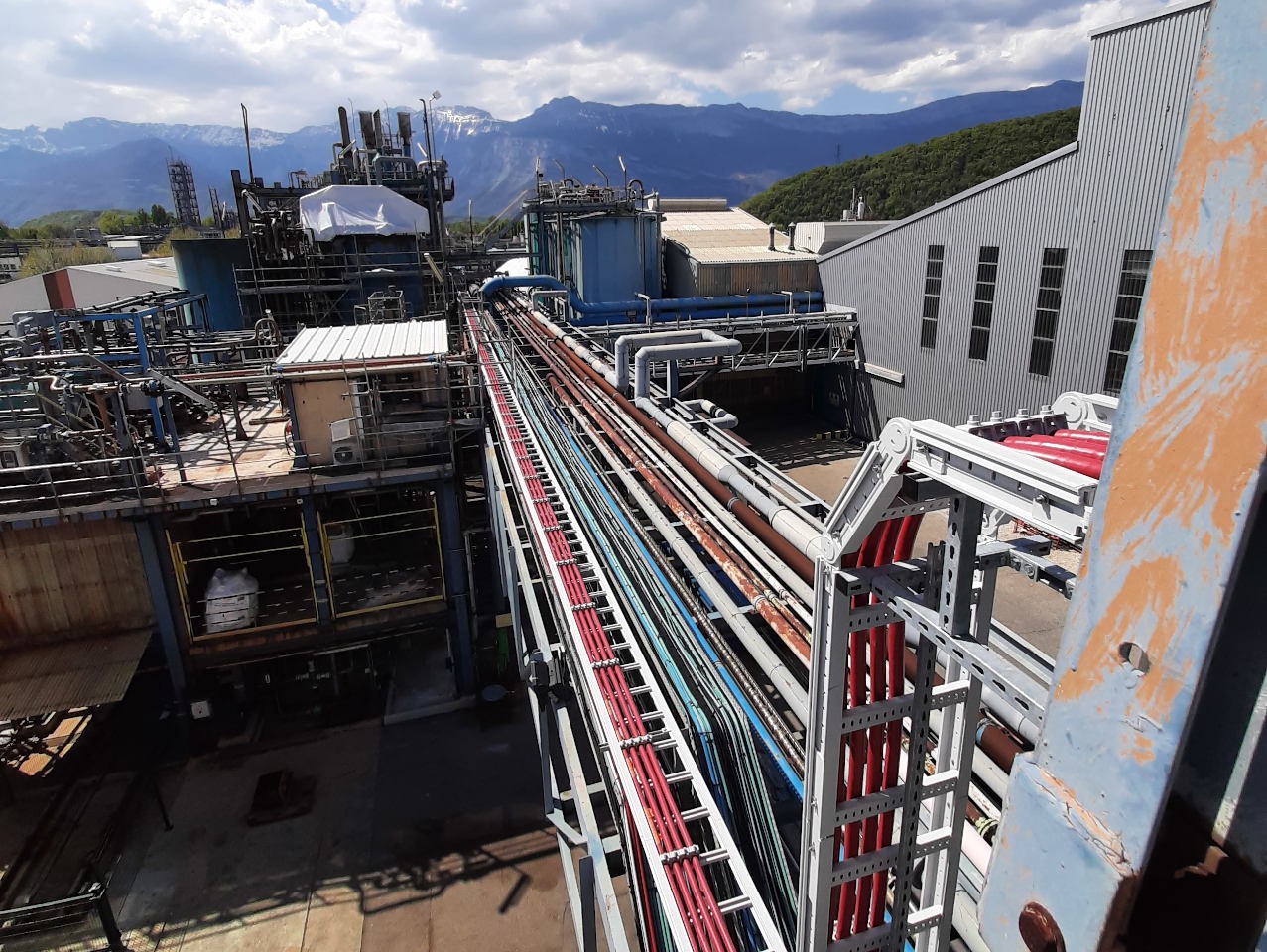 Isolierende Kabelleiter und Steigetrasse